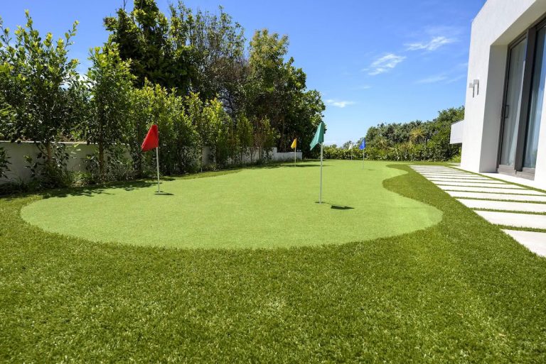Castor Bay backyard golf | Artificial Turf Specialists | Teamturf